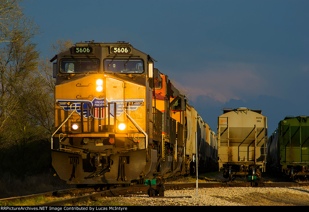 UP 5606 westbound K&O empty grain train